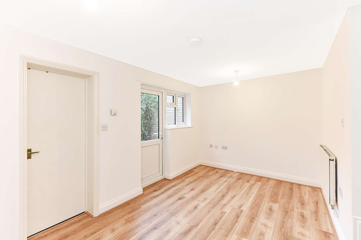 Flat To Rent at 147 Clarence Road, Hackney, E5 8EE (00000408)